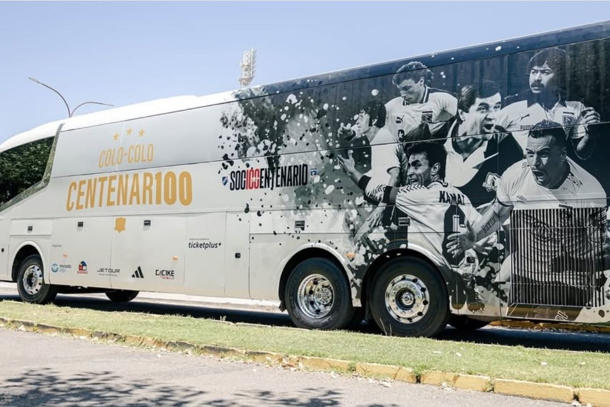 Insólito: Hinchas de la U vandalizan bus de la Gira Centenario de Colo ...